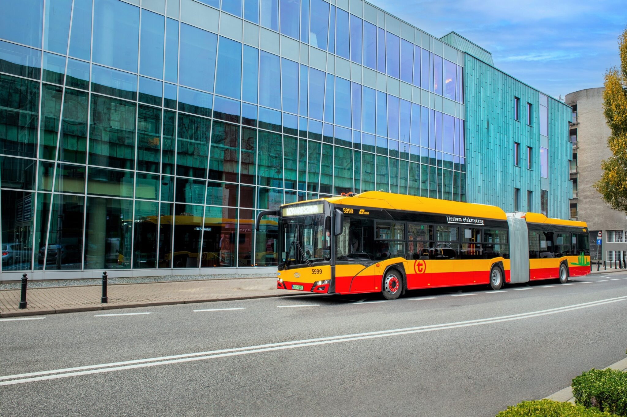 Warsaw orders 50 additional articulated electric buses from Solaris ...