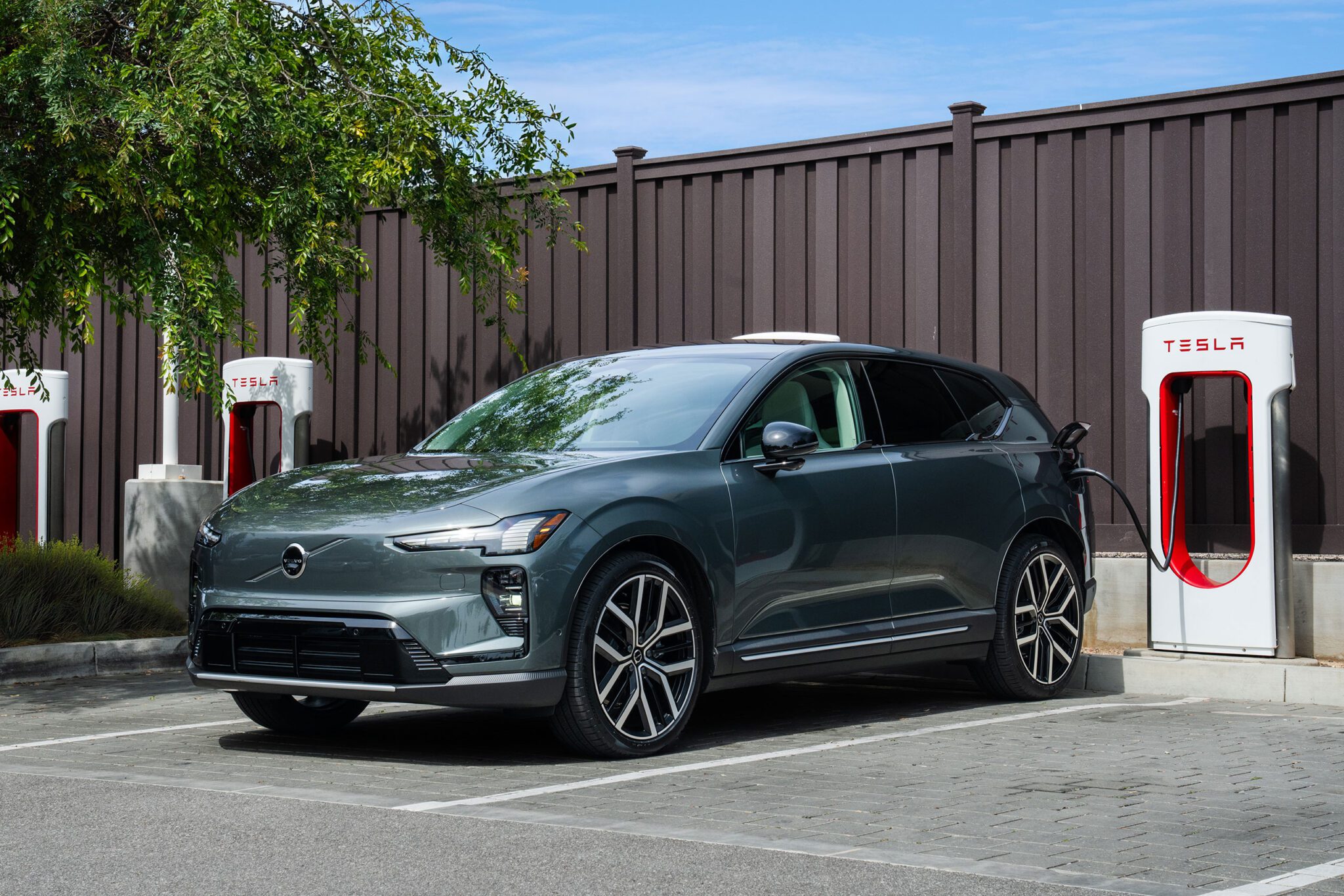 Volvo launches Plug & Charge for EX60 and EX90 in US | Automotive World